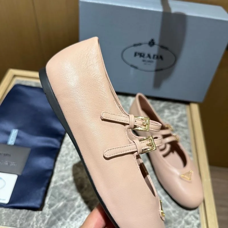 Top match Prada Low Shoes