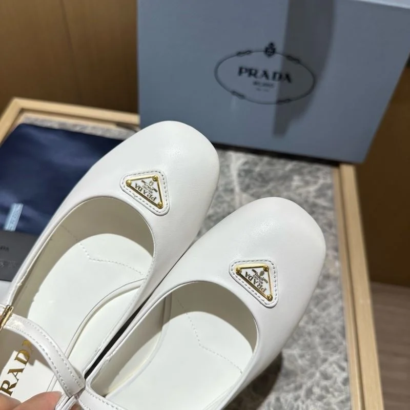 Top mirror Prada Low Shoes