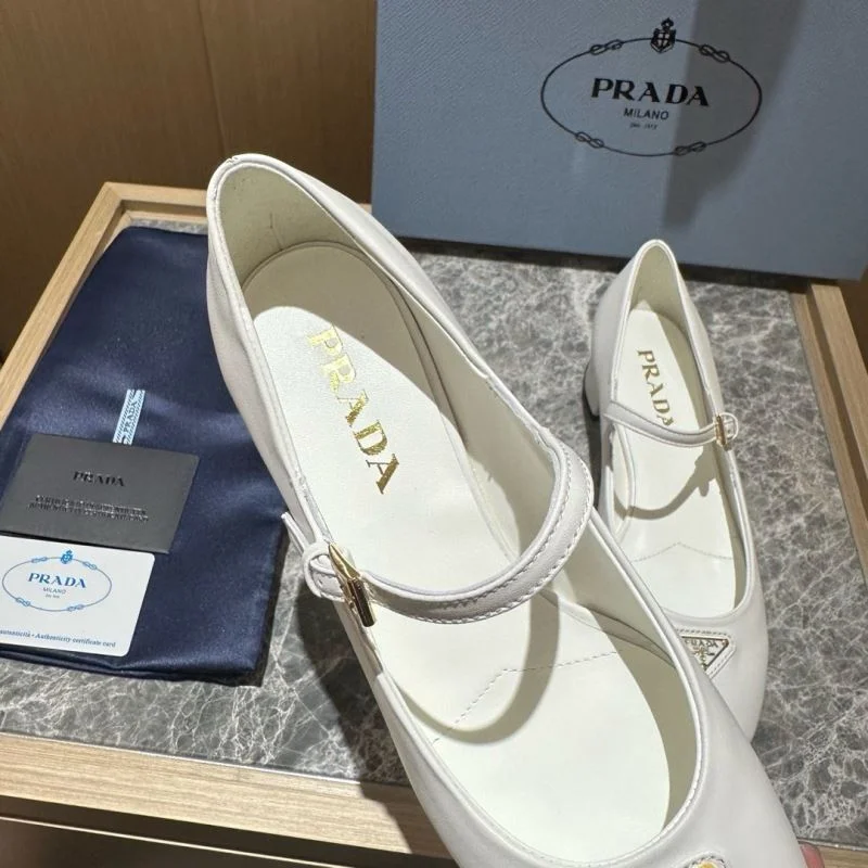 Top mirror Prada Low Shoes