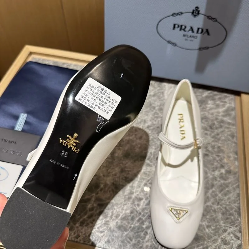 Top mirror Prada Low Shoes
