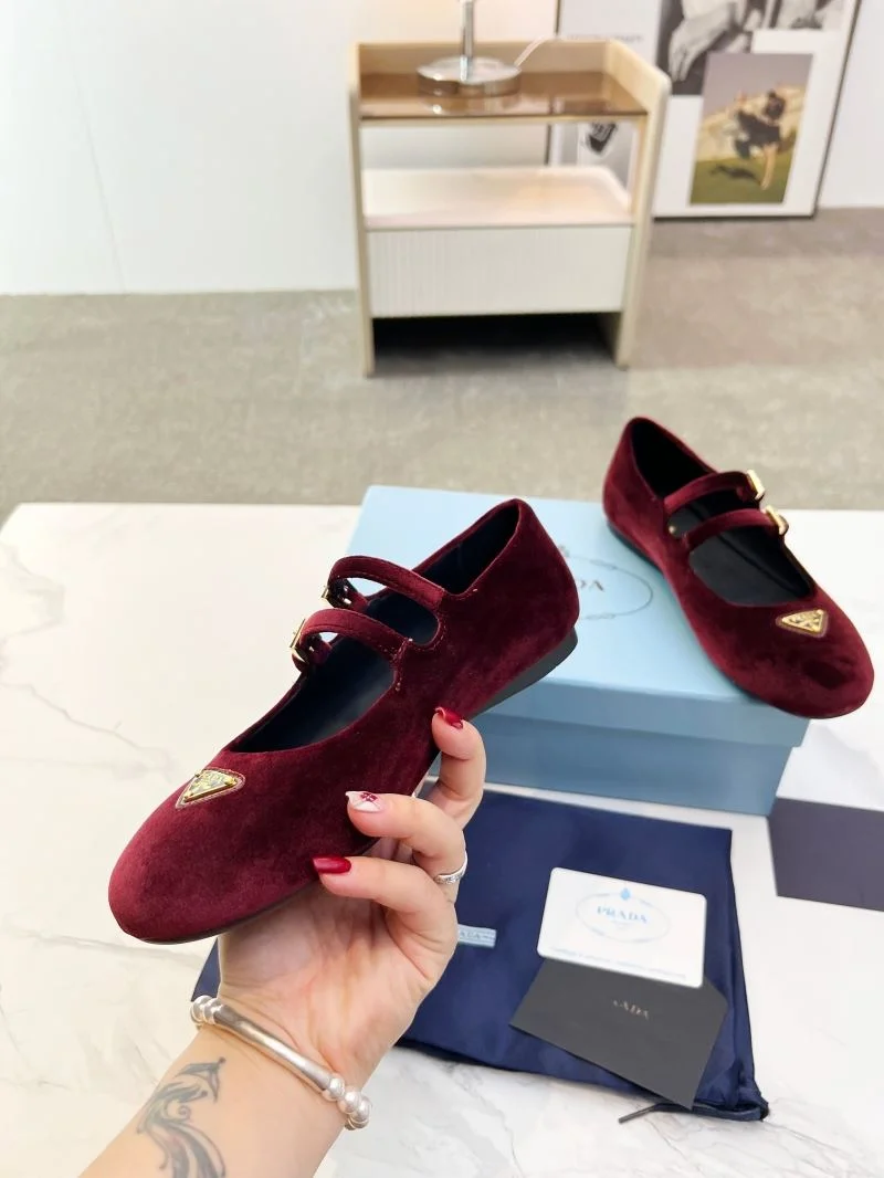 Accurate model Prada Low Shoes