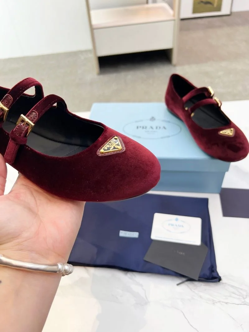 Accurate model Prada Low Shoes