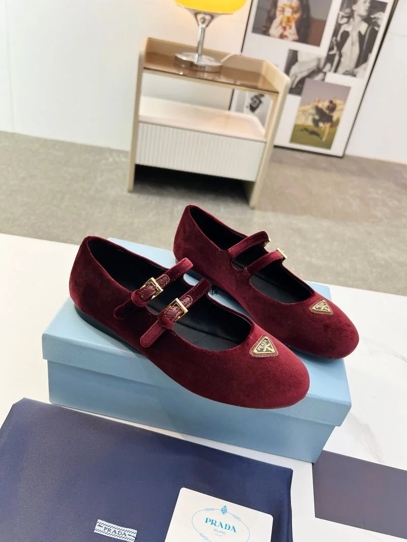 Accurate model Prada Low Shoes