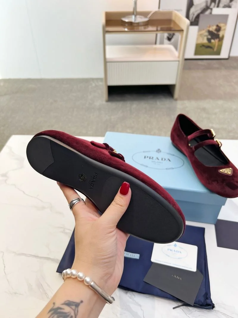 Accurate model Prada Low Shoes
