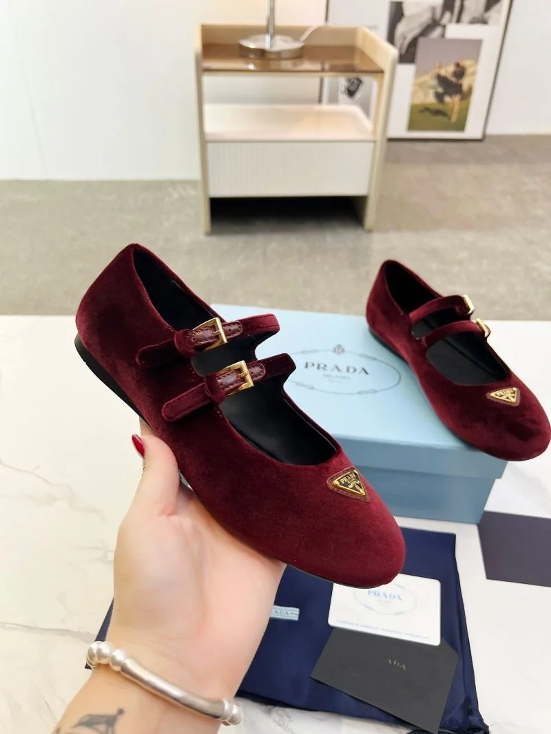 Accurate model Prada Low Shoes