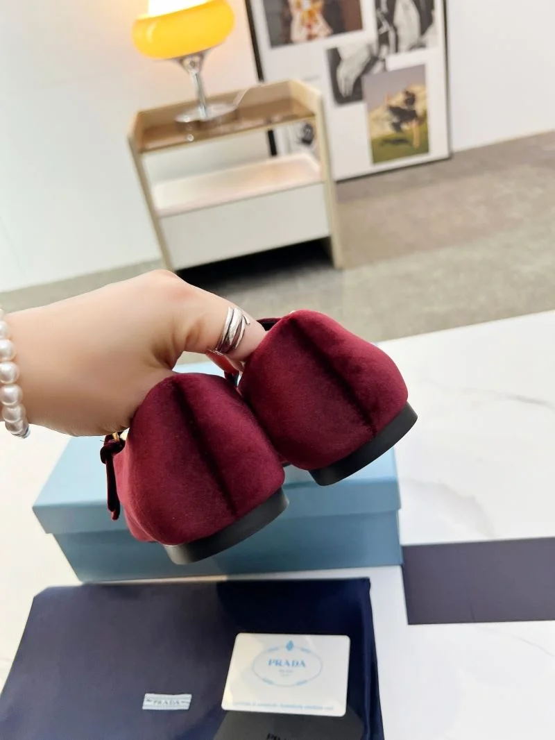 Accurate model Prada Low Shoes