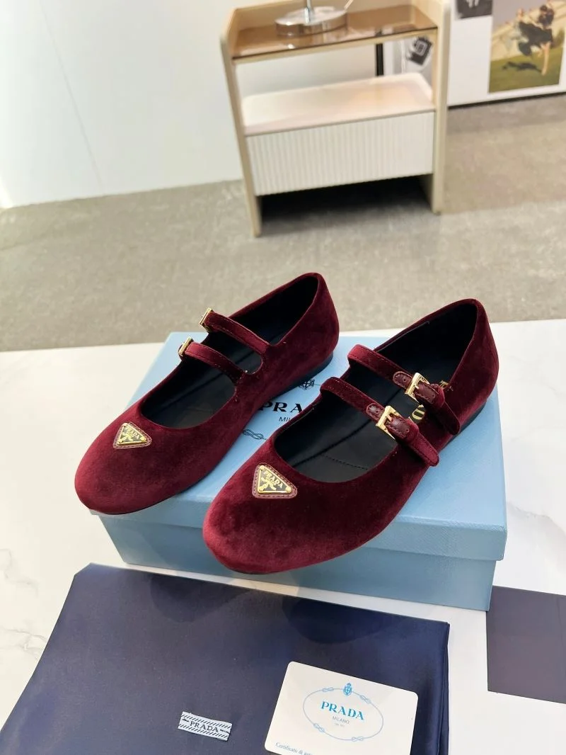 Accurate model Prada Low Shoes