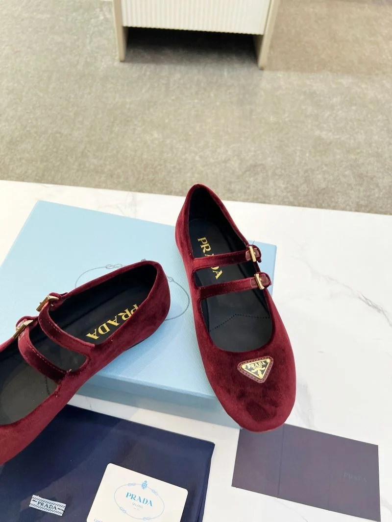 Accurate model Prada Low Shoes