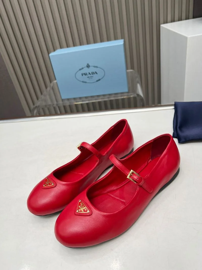 Accurate model Prada Low Shoes