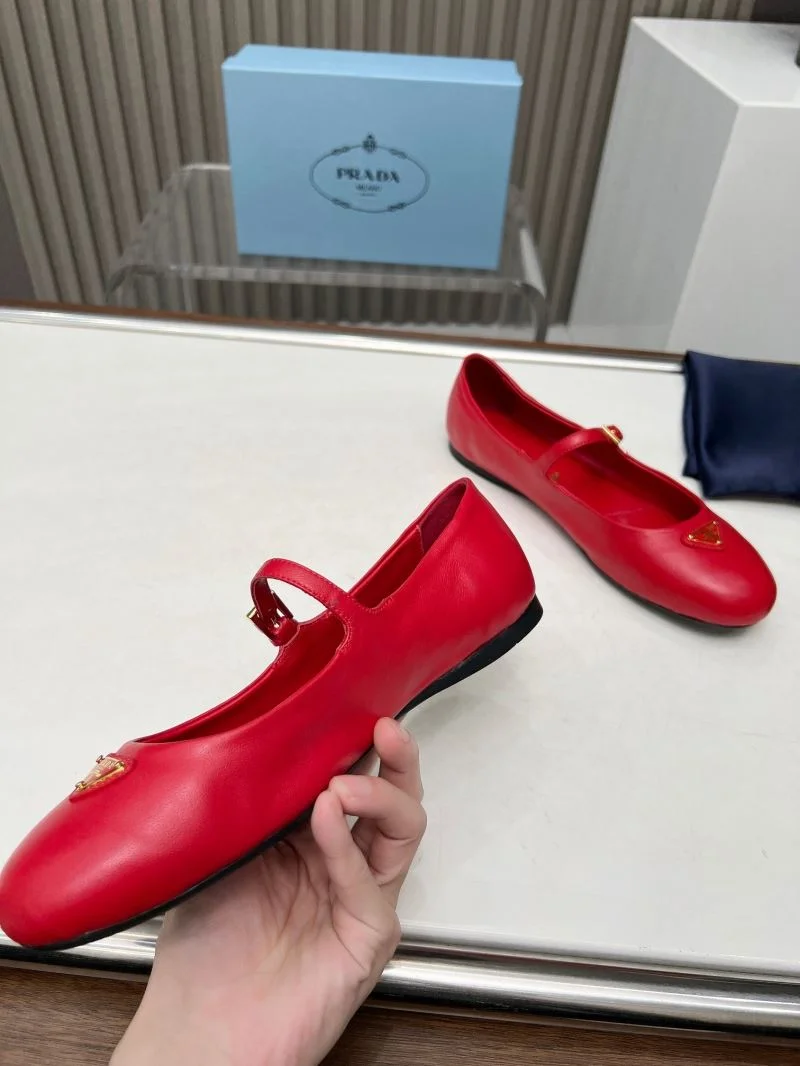 Accurate model Prada Low Shoes