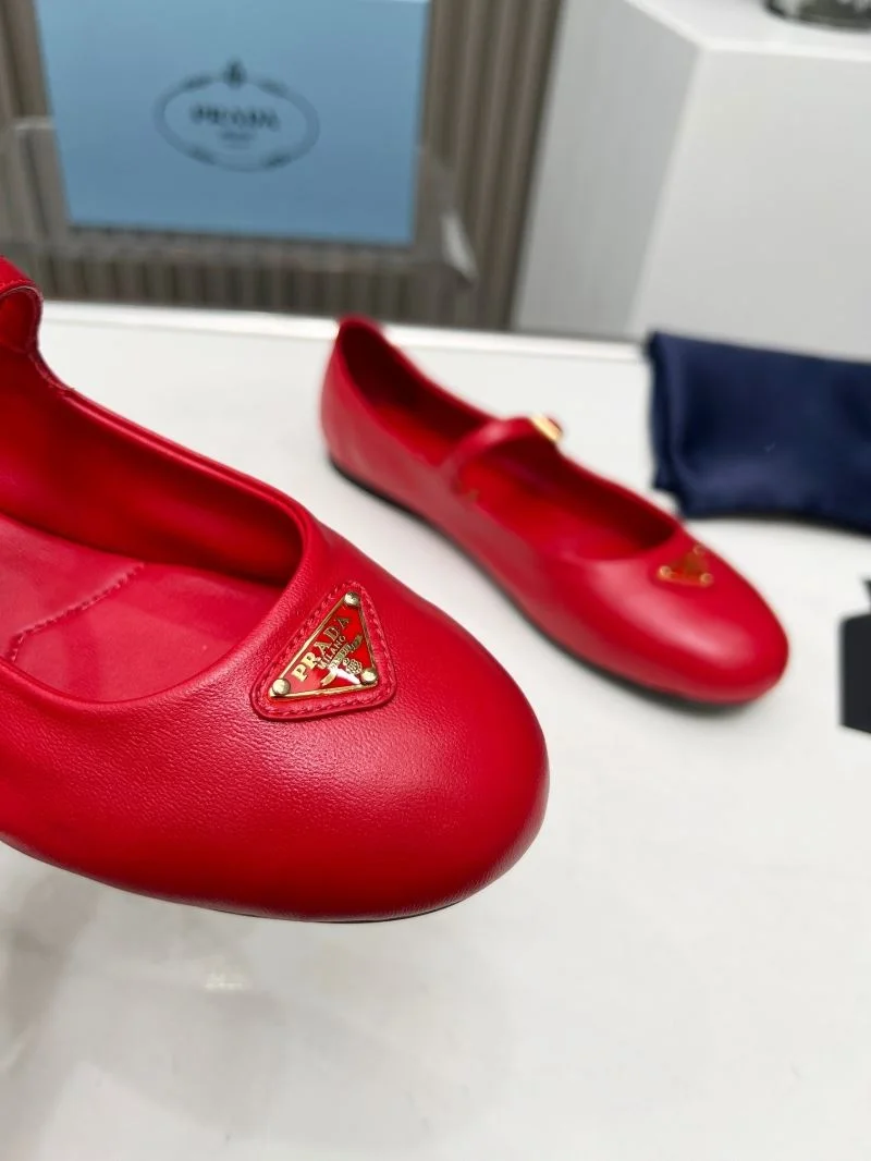 Accurate model Prada Low Shoes