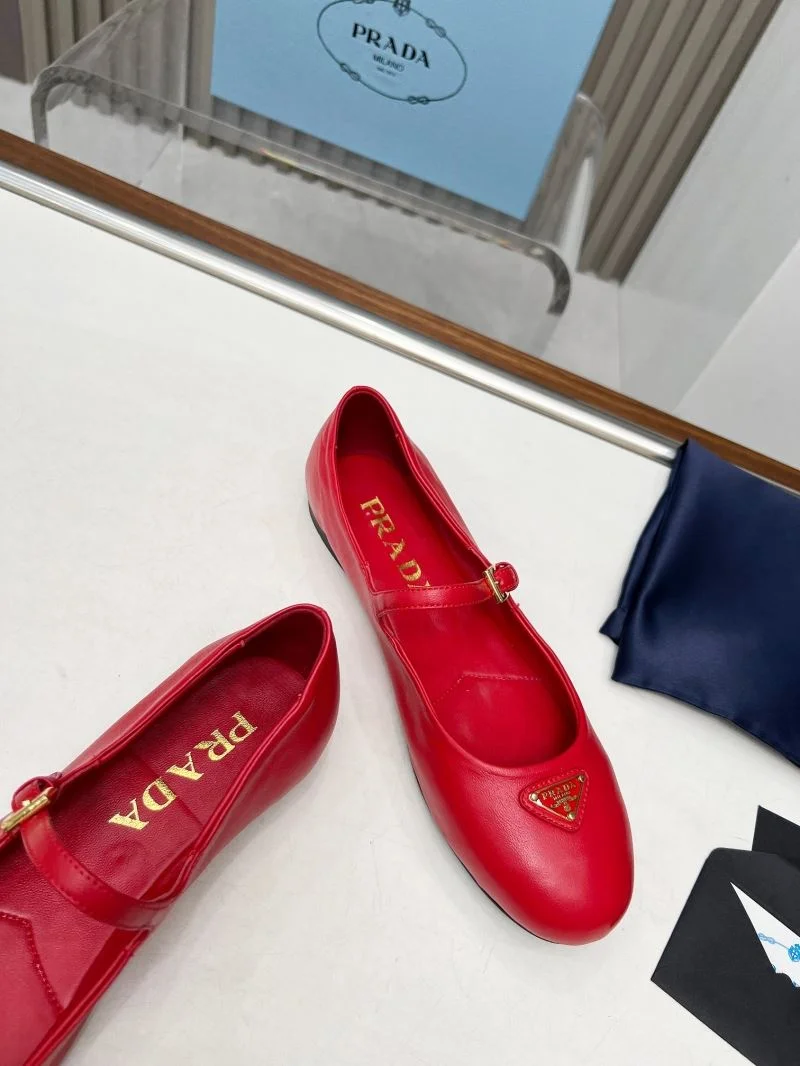 Accurate model Prada Low Shoes