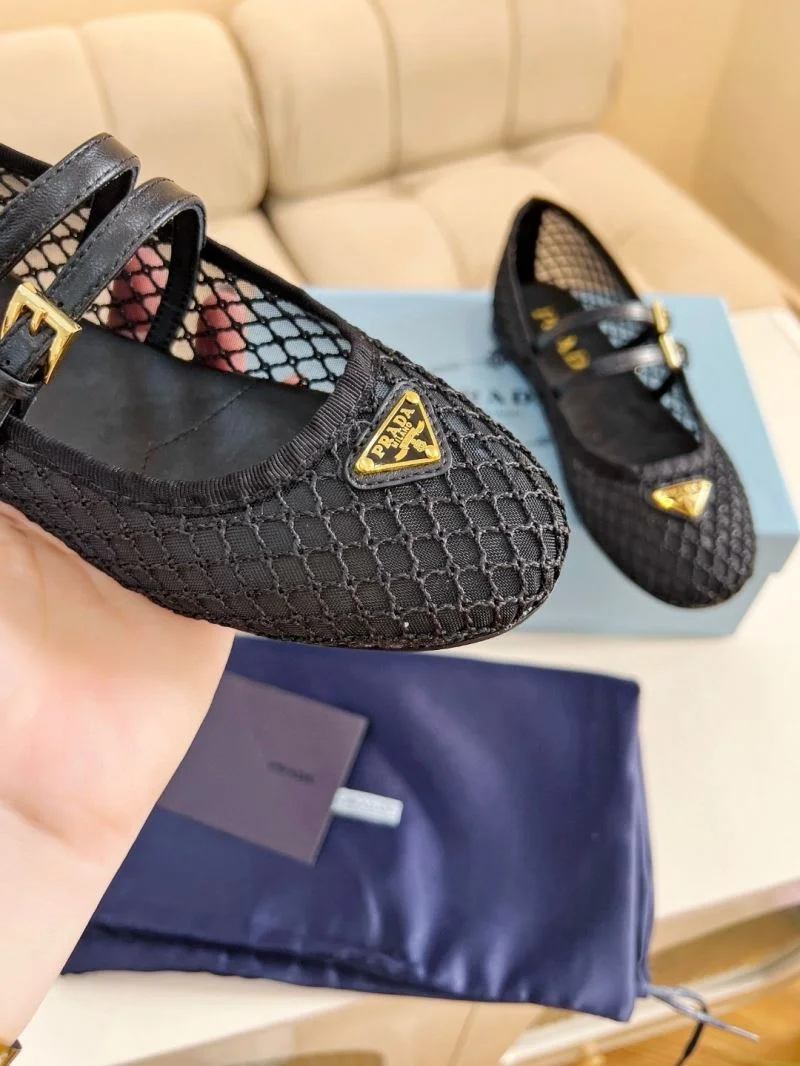 Top mirror Prada Low Shoes