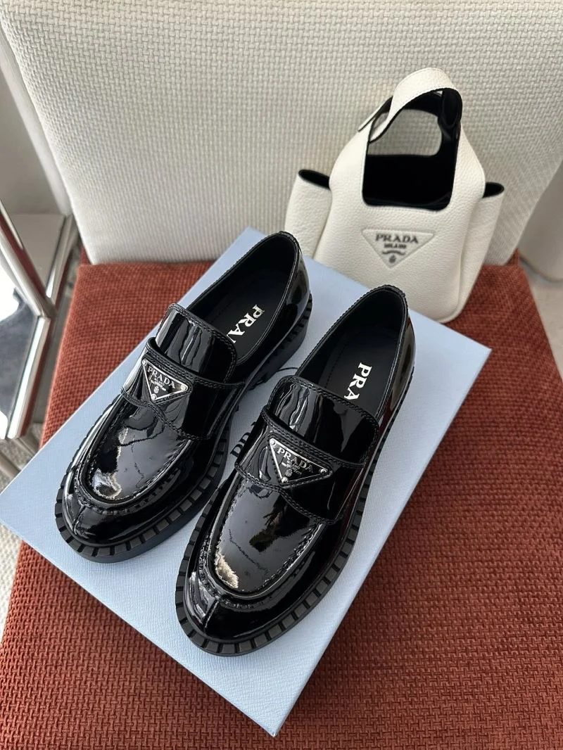 Top mirror Prada Low Shoes
