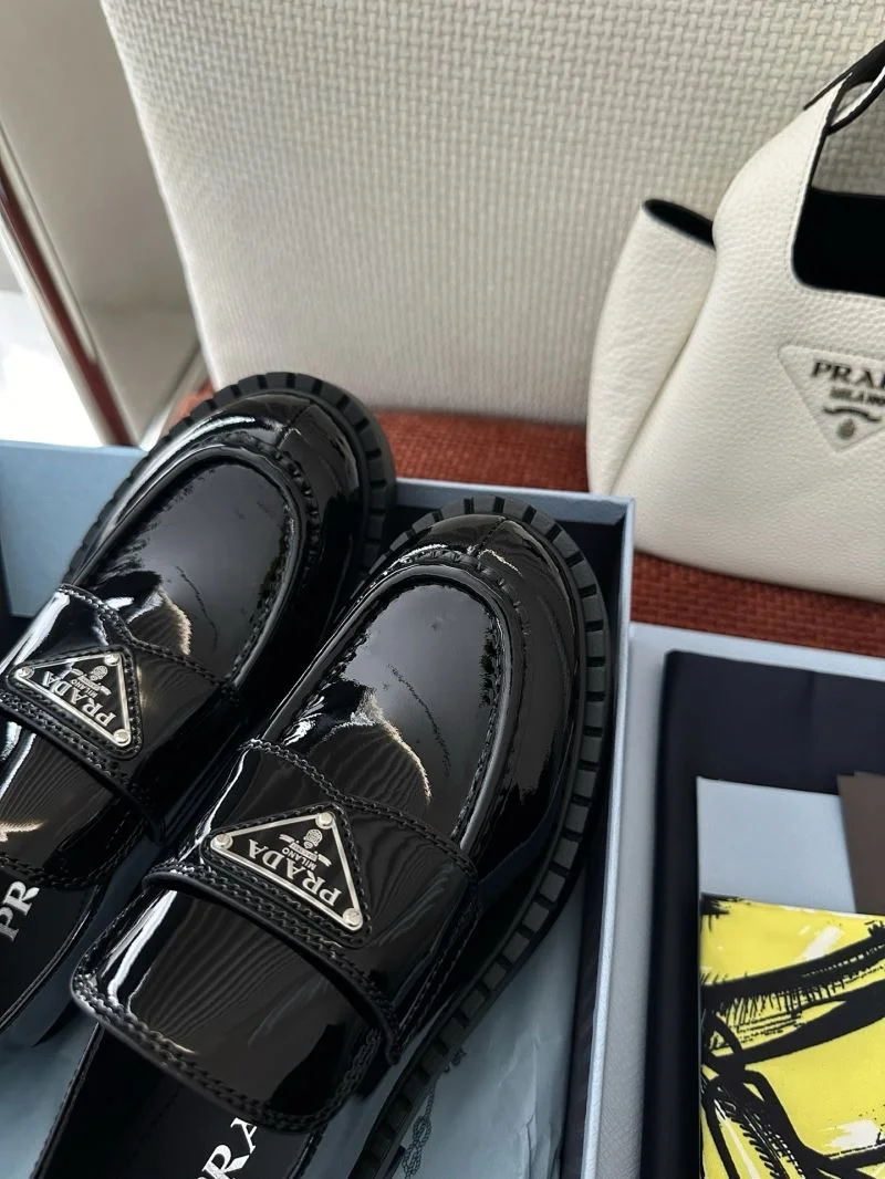 Top mirror Prada Low Shoes