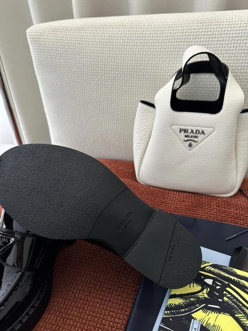 Top mirror Prada Low Shoes