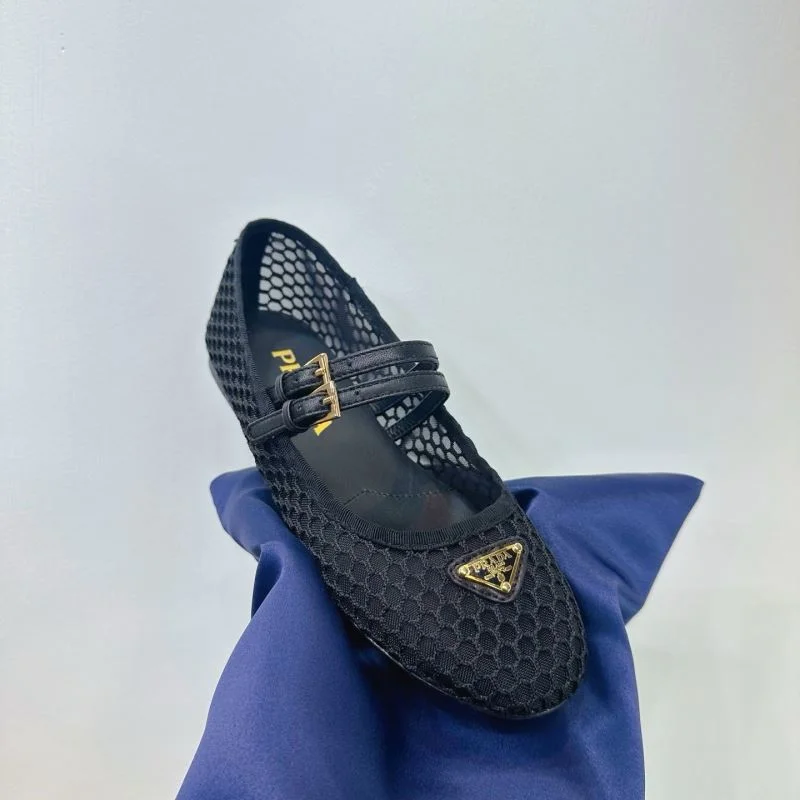 Top mirror Prada Low Shoes