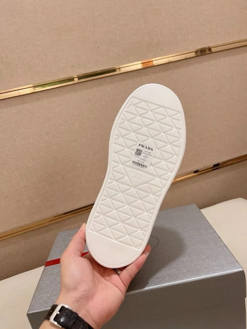Accurate model Prada Low Shoes