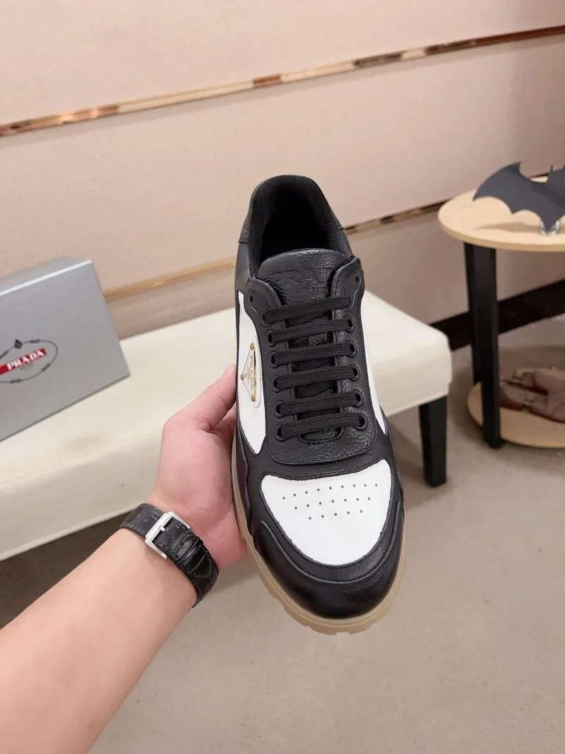 Accurate model Prada Low Shoes
