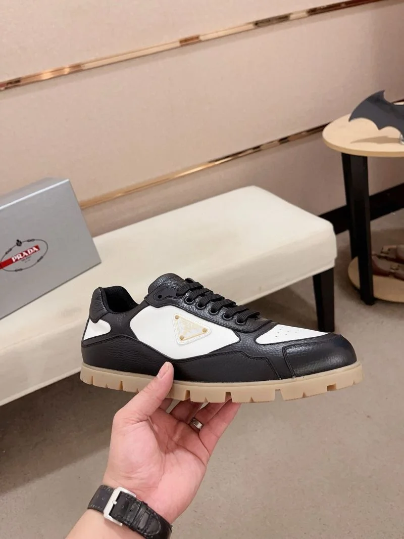 Accurate model Prada Low Shoes