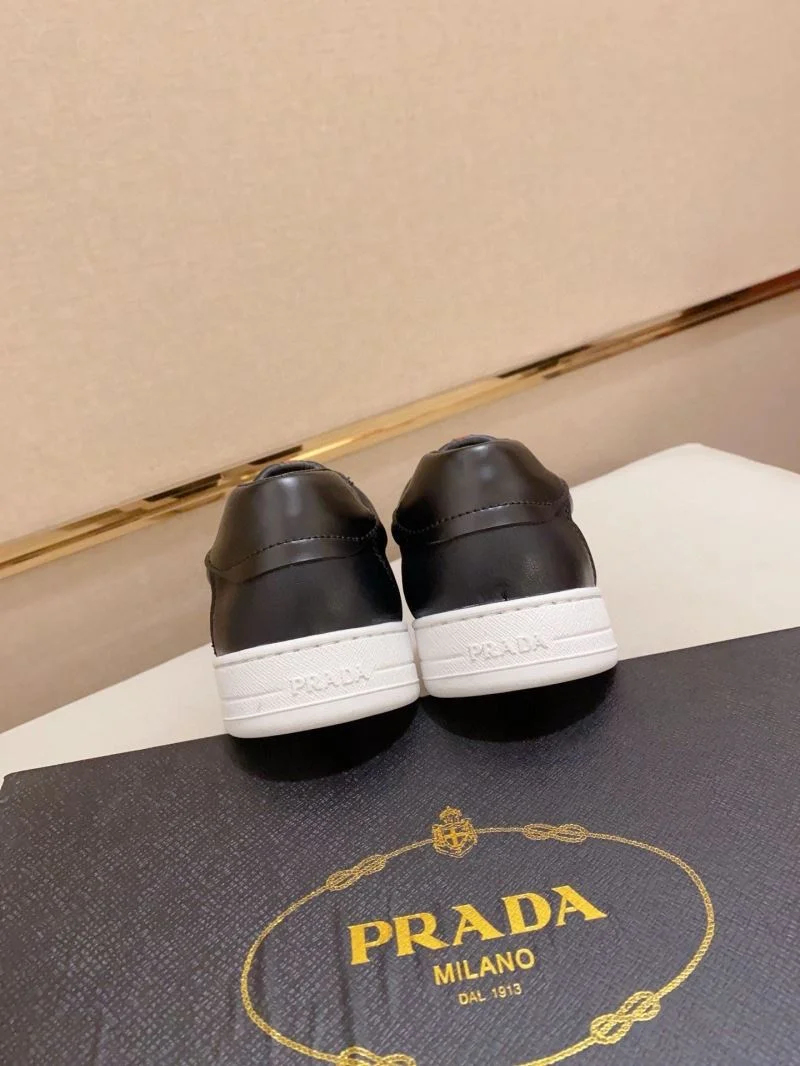 Accurate model Prada Low Shoes