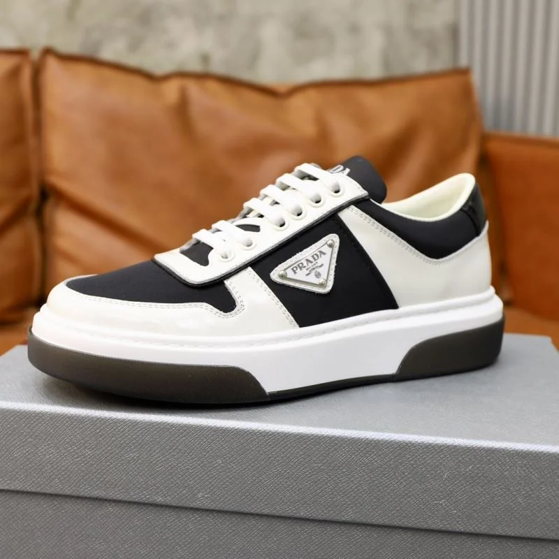 Accurate model Prada Low Shoes