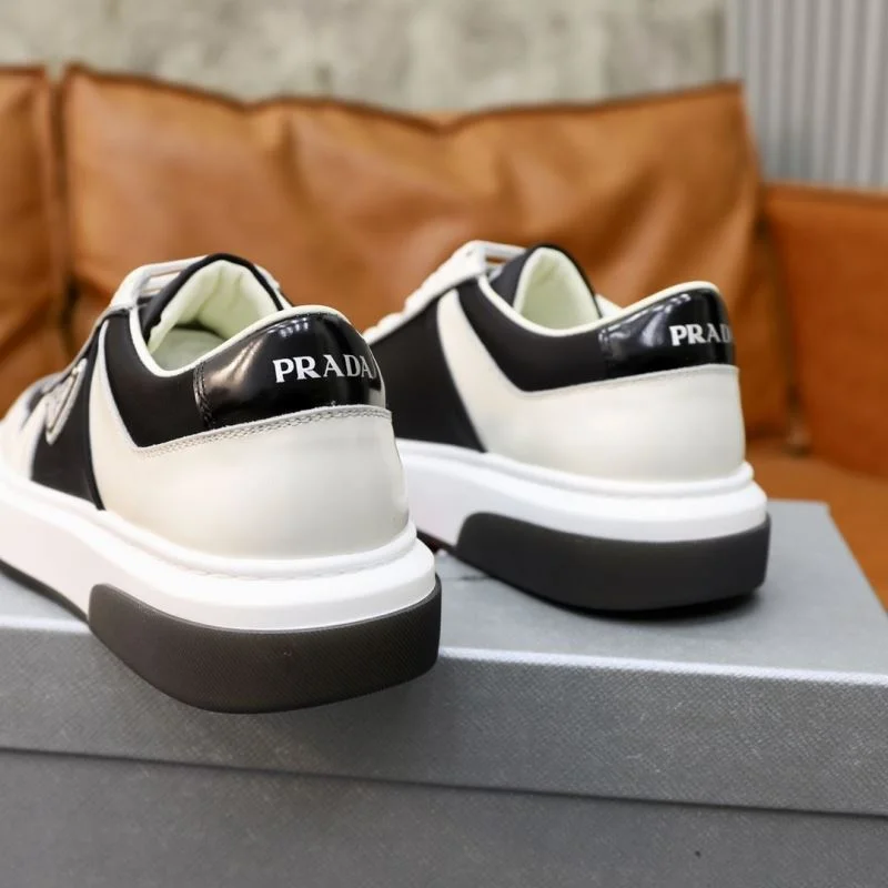 Accurate model Prada Low Shoes