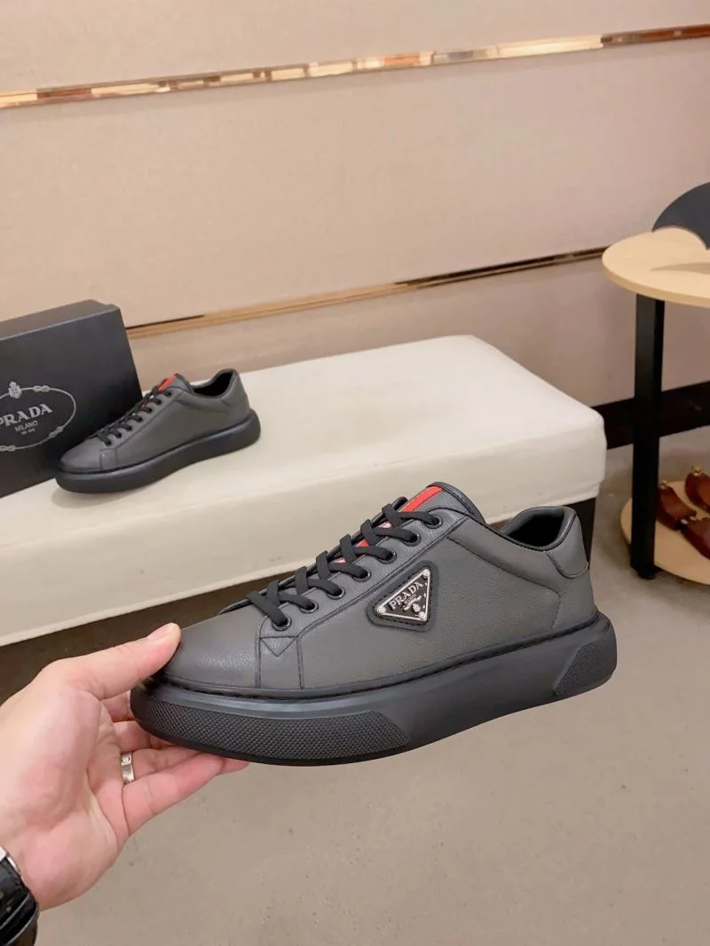 Accurate model Prada Low Shoes