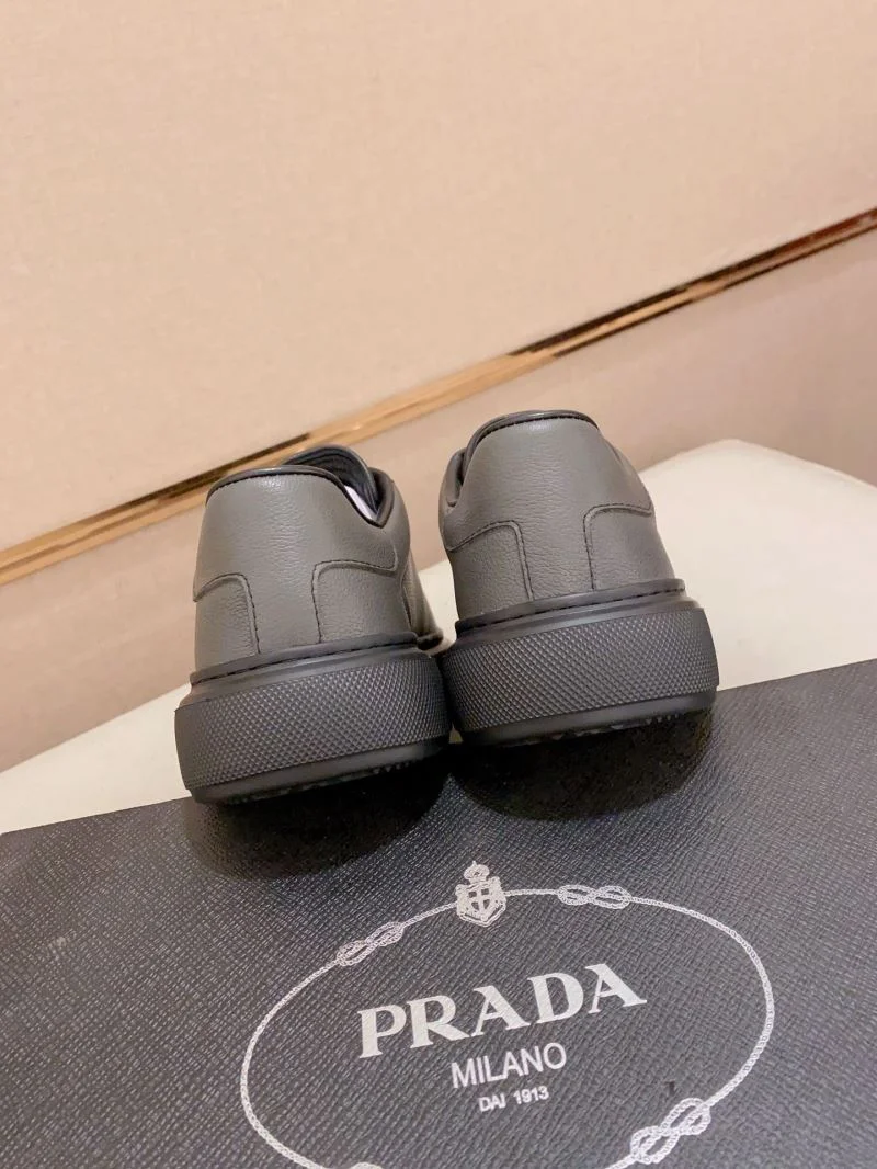 Accurate model Prada Low Shoes