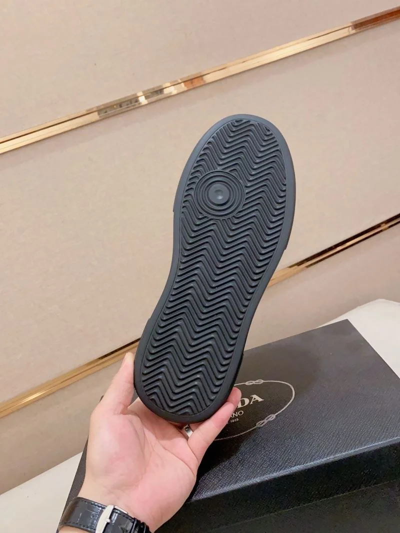 Accurate model Prada Low Shoes