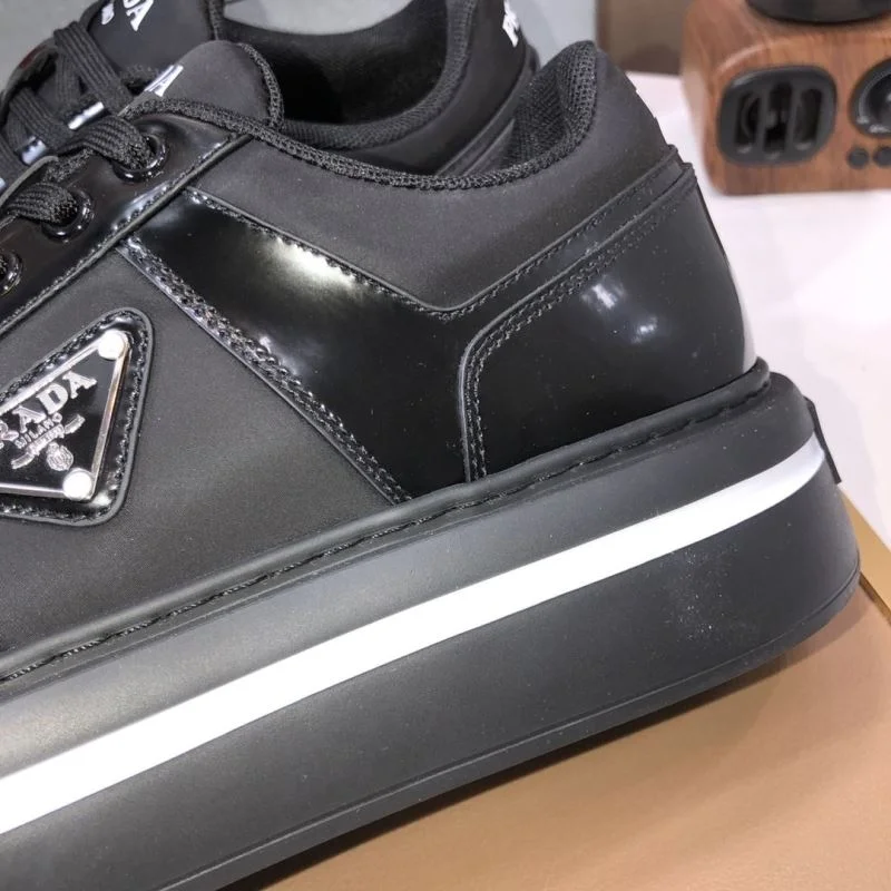 Accurate model Prada Low Shoes