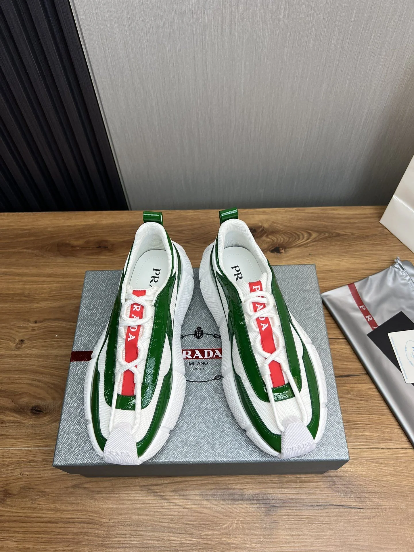 Accurate model Prada Low Shoes
