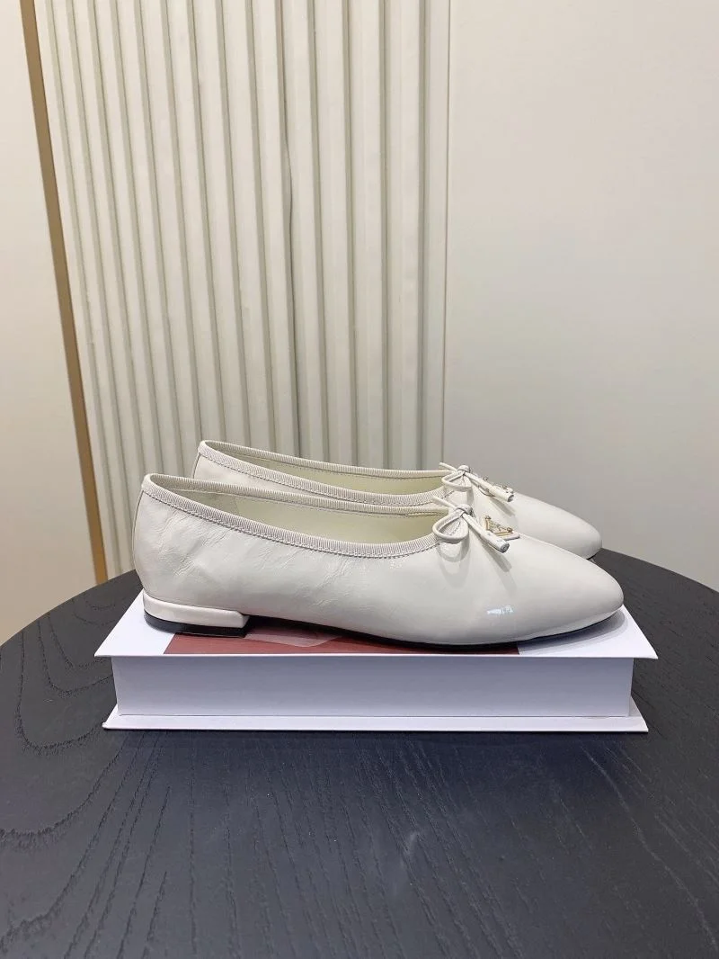 Top mirror Prada Low Shoes