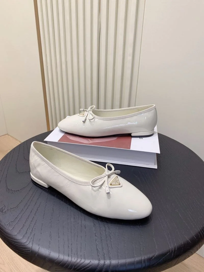 Top mirror Prada Low Shoes