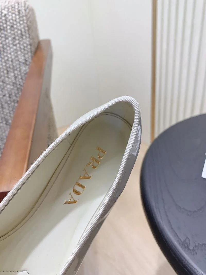 Top mirror Prada Low Shoes