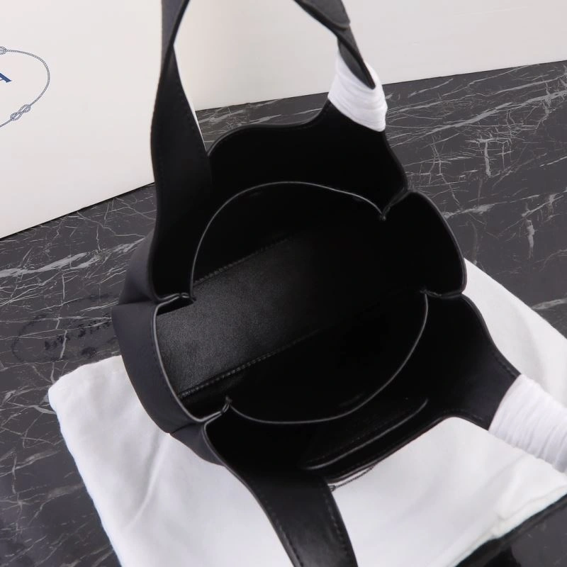 Accurate model Prada Shopping Bags