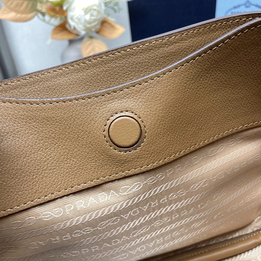 Low-cost Prada Shopping Bags