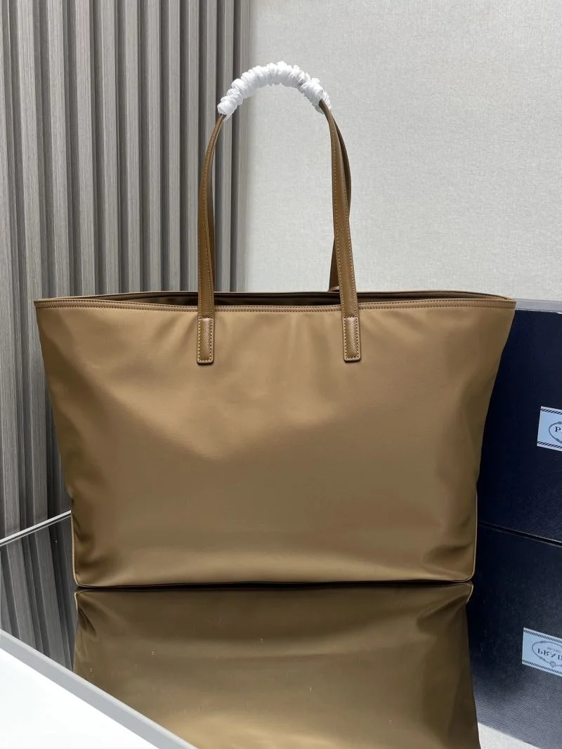 Accurate model Prada Shopping Bags