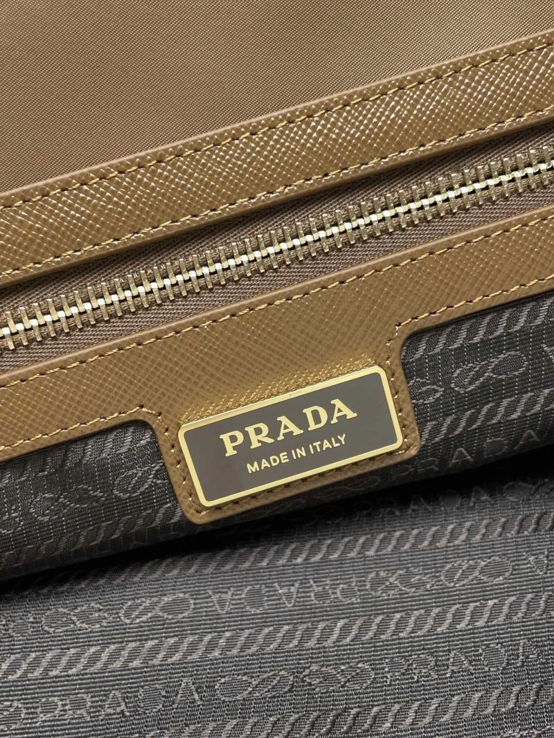 Accurate model Prada Shopping Bags
