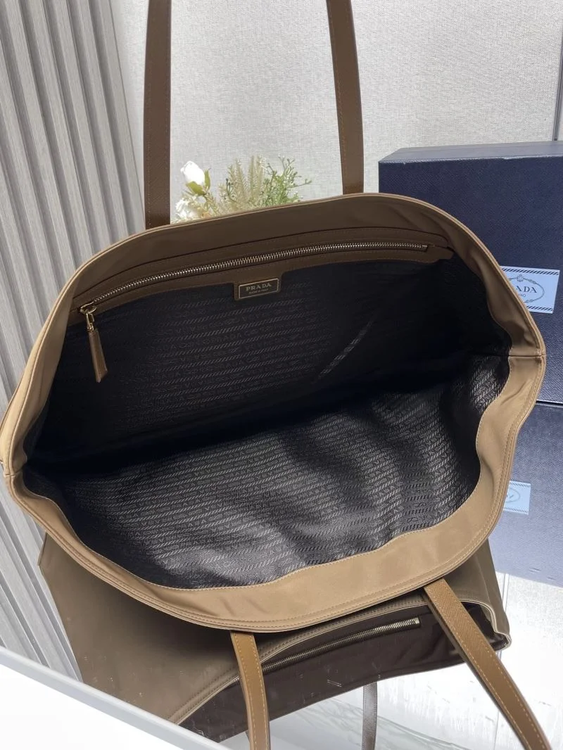 Accurate model Prada Shopping Bags