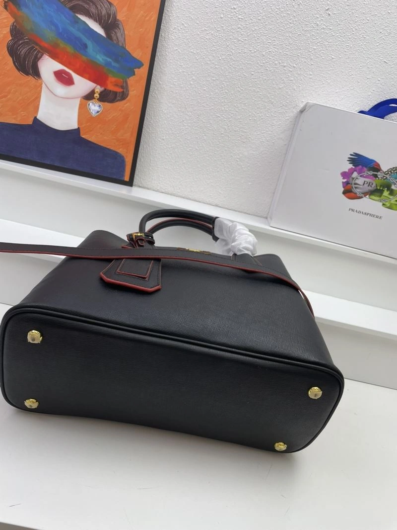 Accurate model Prada Shopping Bags