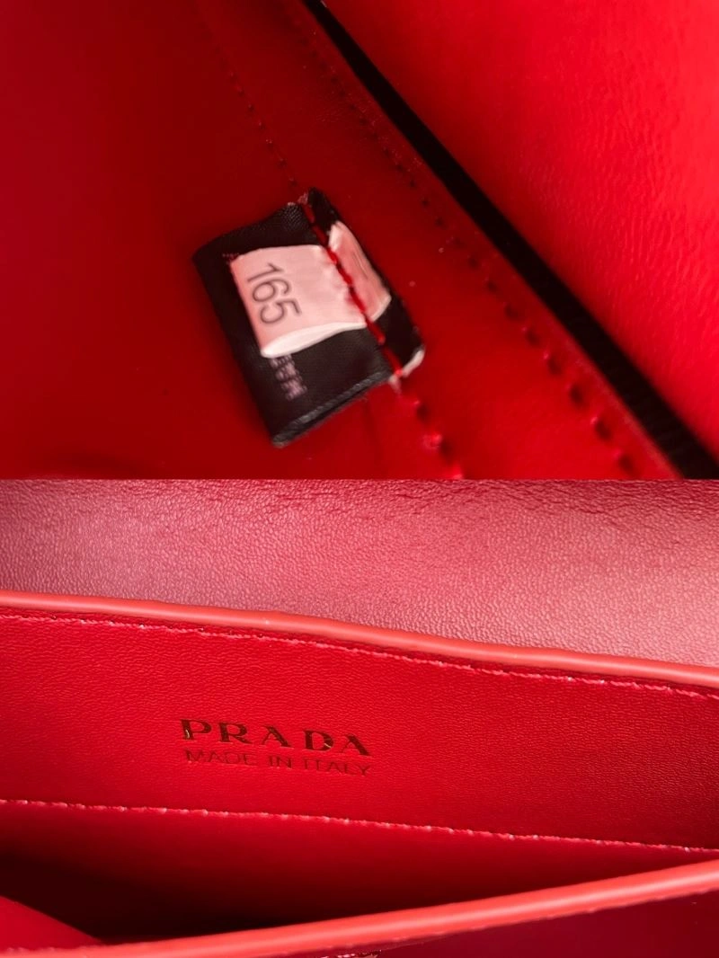 Accurate model Prada Shopping Bags