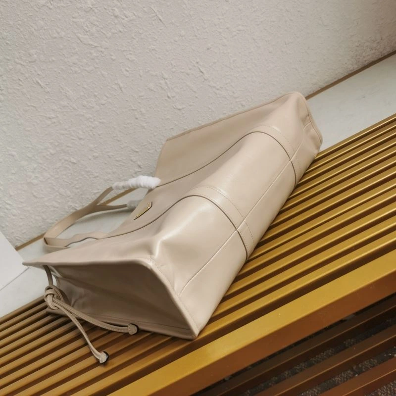 Accurate model Prada Shopping Bags