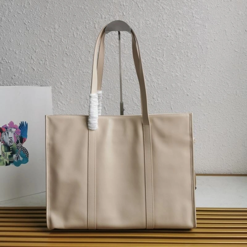 Accurate model Prada Shopping Bags