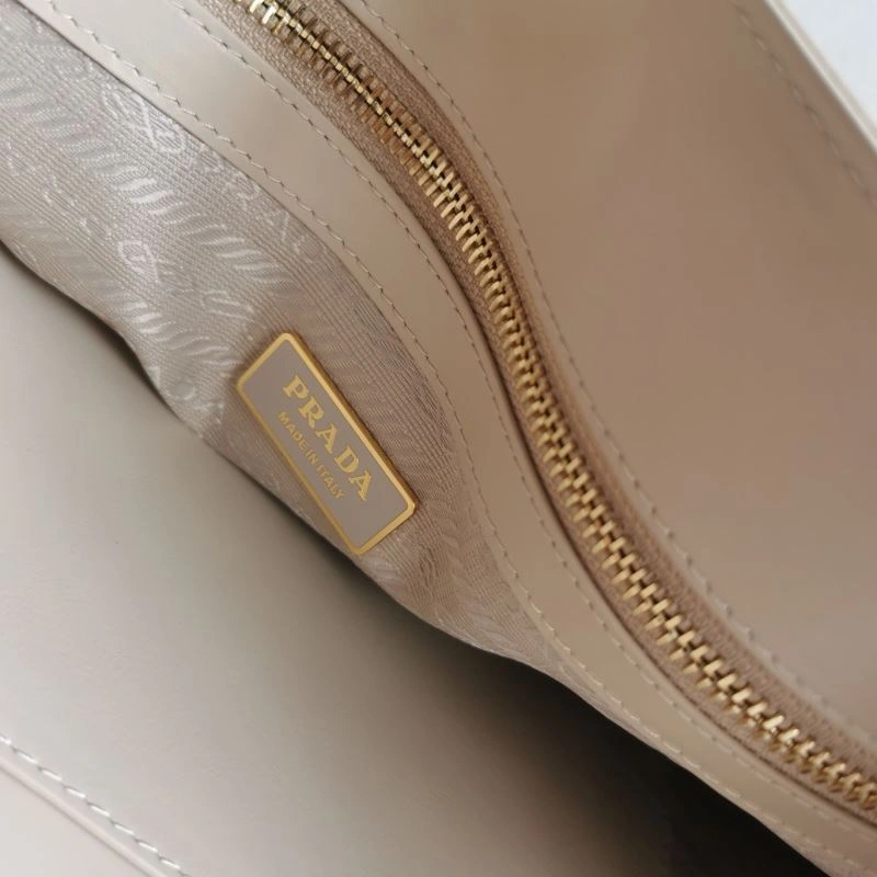 Accurate model Prada Shopping Bags