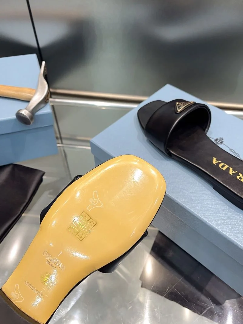 Accurate model Prada Slippers