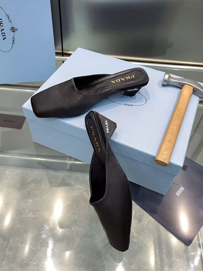 Accurate model Prada Slippers