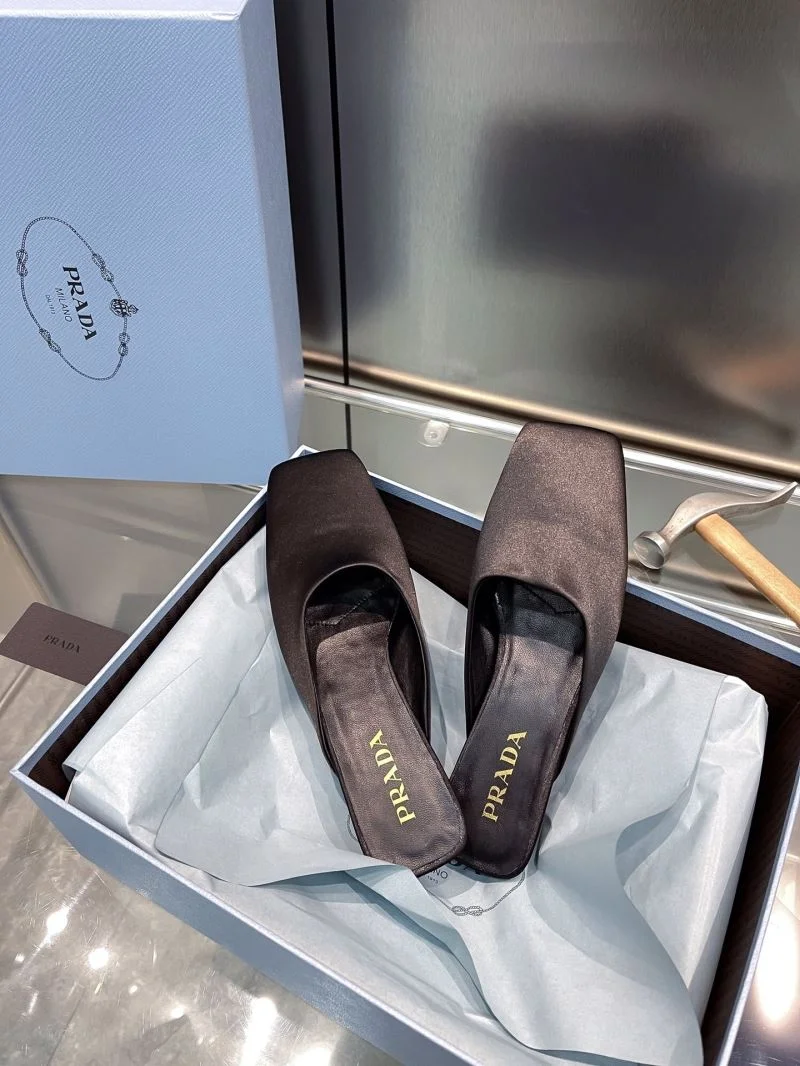 Accurate model Prada Slippers