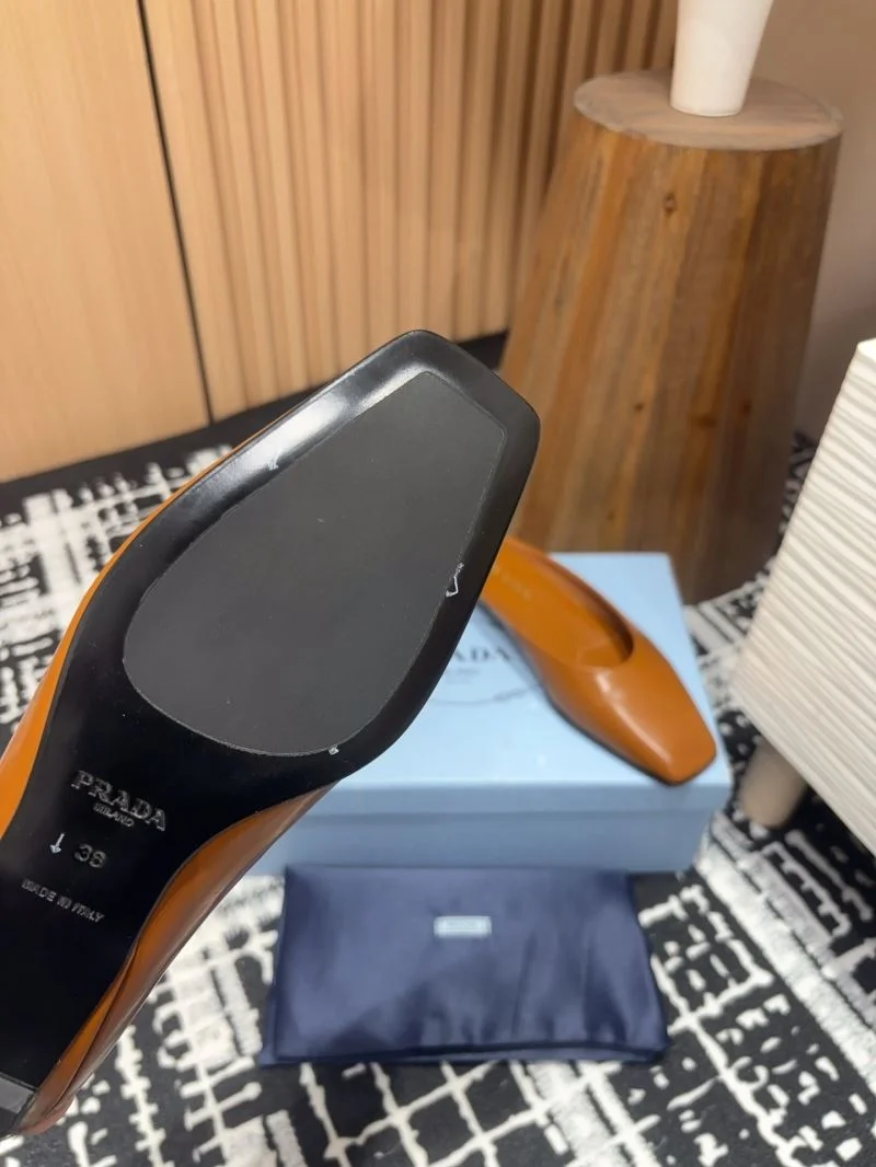 Low-cost Prada Slippers
