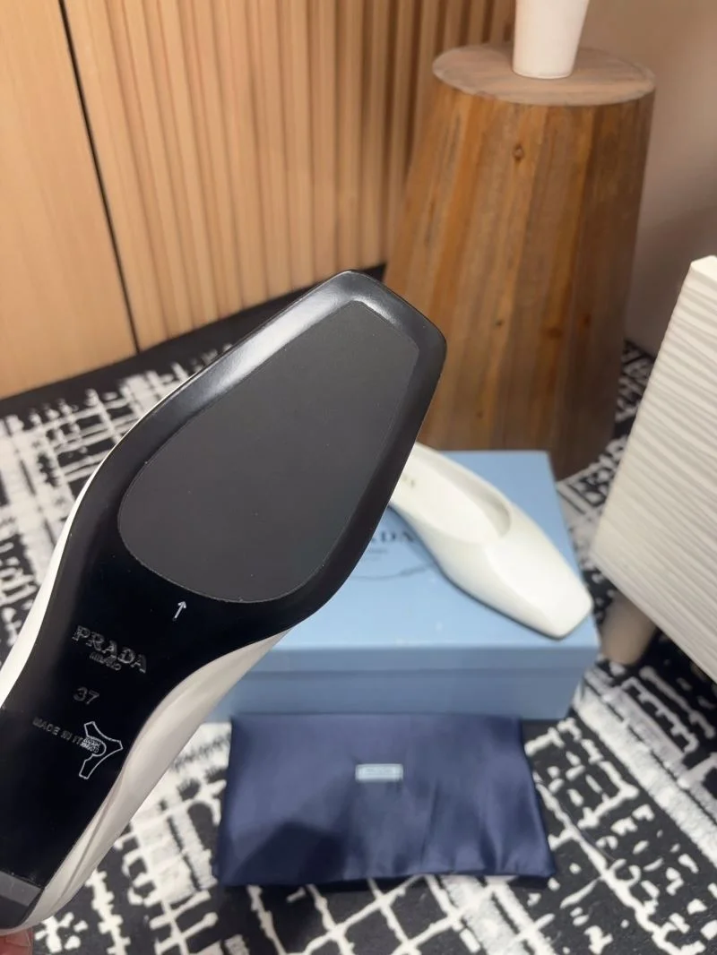 Low-cost Prada Slippers